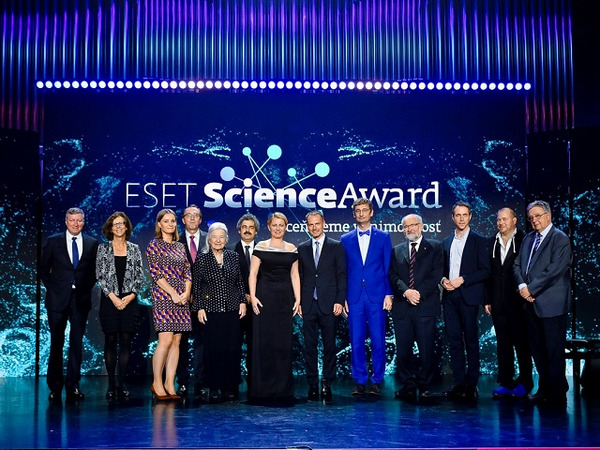 O prêmio Nobel Kip Thorne traz jurado internacional do ESET Science ...